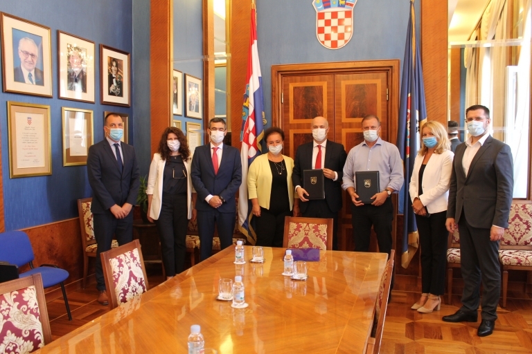 Potpisan ugovor između Grada Zadra i Zagrebačke banke | Grad Zadar ...